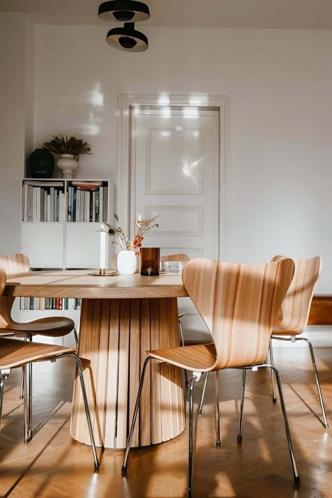 Arne Jacobsen - Iconic Chairs & Timeless Modernist Design